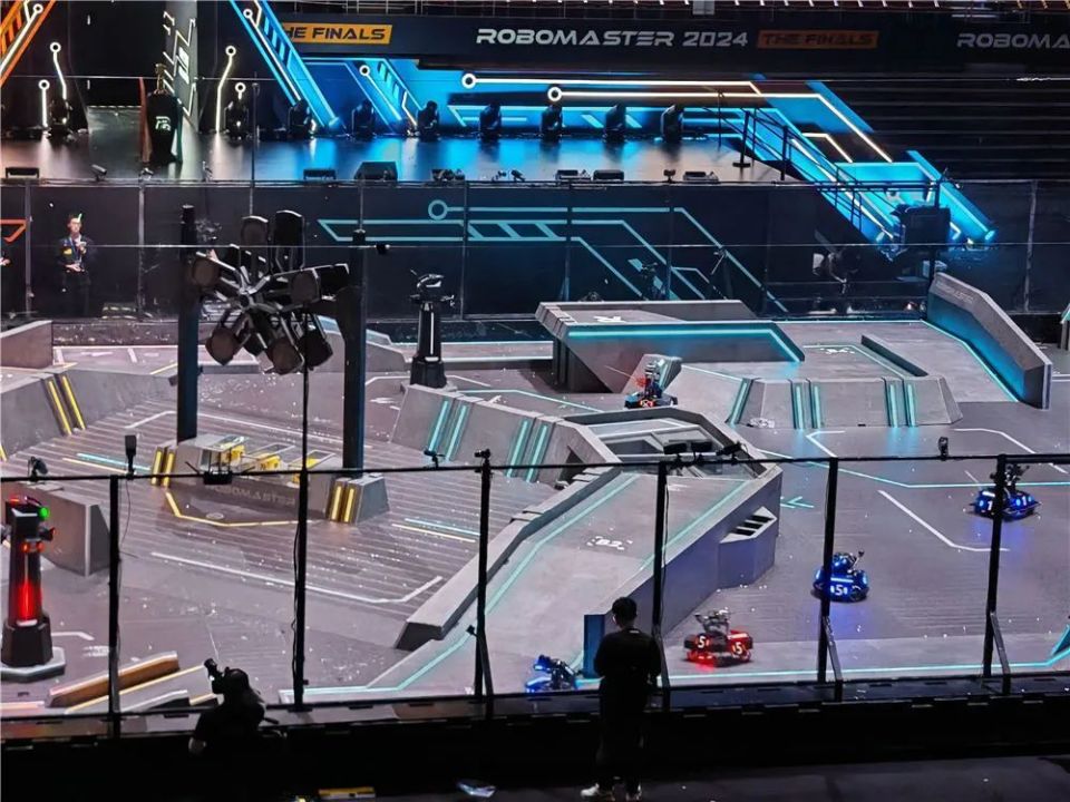 感受青年工程师们的活力：RoboMaster 2024机甲大师赛_腾讯新闻
