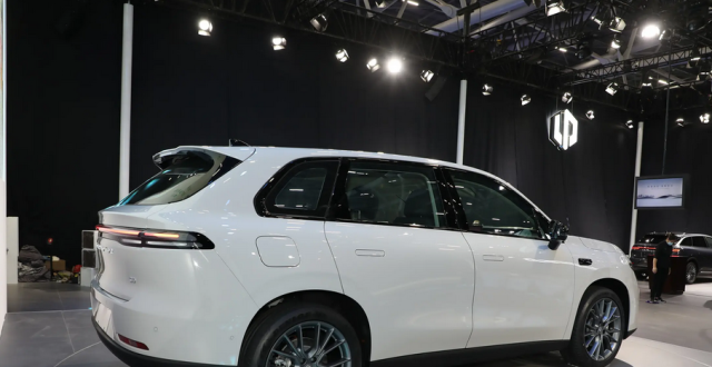 预售15.18万起，纯电/增程可选，零跑C10配激光雷达和8295芯片_腾讯新闻