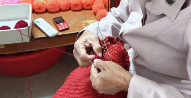 轮椅奶奶的“爱心高定”：她说，一件能穿五六年_腾讯新闻