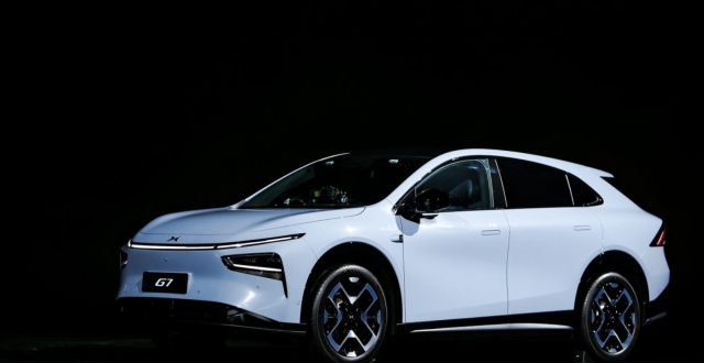 20万级大满配纯电SUV，小鹏G7断代式领先，特斯拉Model Y服不服？_腾讯新闻