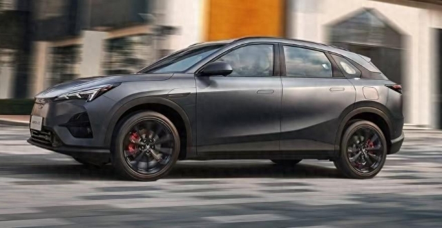 纯电中型SUV 比亚迪宋PLUS EV和极狐阿尔法T5怎么选？_腾讯新闻