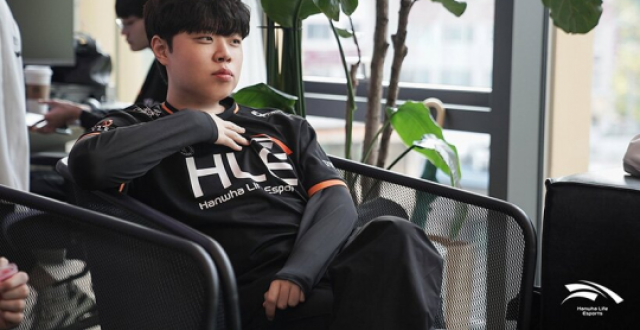 亮G2队标？Uzi掏出“底裤英雄”Carry全场，16杀EZ追平赛季纪录_腾讯新闻