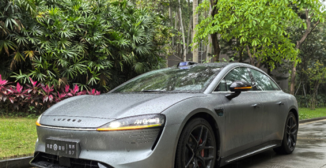 华为Pura70光织格纹漂亮银，漂亮搭子智界S7持续霸屏_腾讯新闻