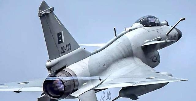 歼10C大战F16！对方动力明显更强，我们能够率先发现_腾讯新闻