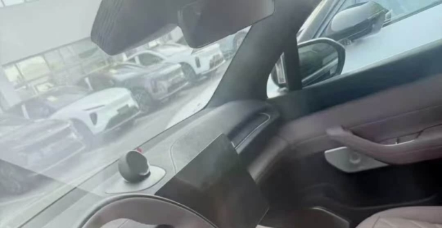 2025款蔚来ES6内饰谍照曝光，采用全新悬浮式大屏_腾讯新闻