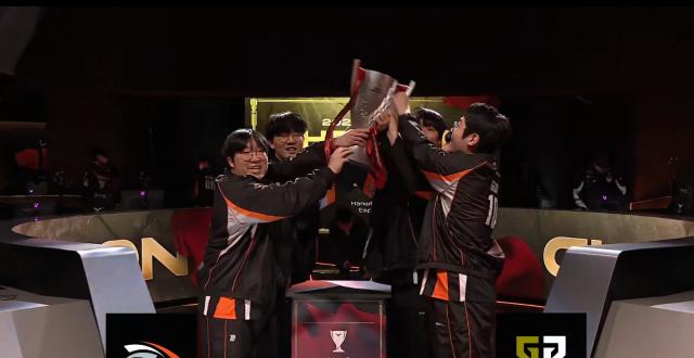 恭喜HLE！拿下LCK冠军！Zeus太猛了，Zeka保持BO5决胜局100%胜率_腾讯新闻