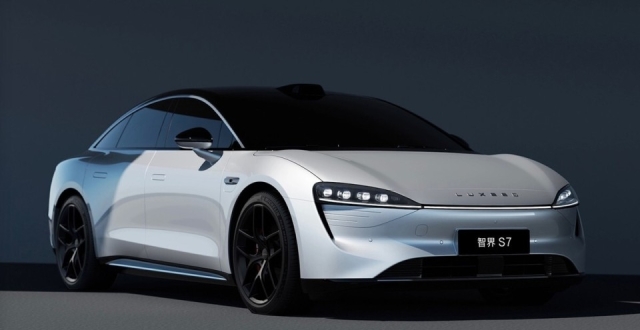 华为智选首款轿车——智界S7上市售24.98万元起，续航855km，配800V平台_腾讯新闻