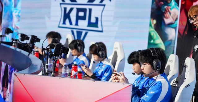 eStar2-3不敌RW，掉入B组！坦然泪洒赛场，继清融后又“碎”一个_腾讯新闻