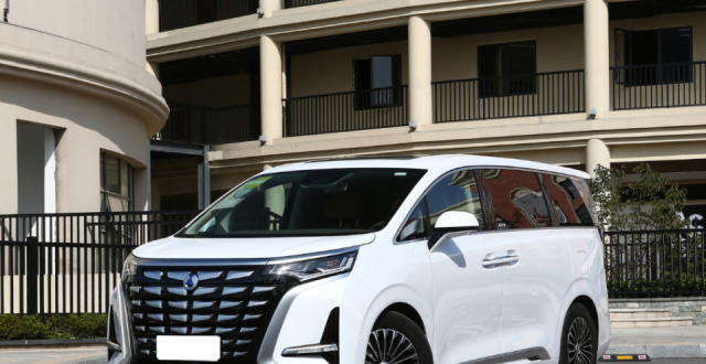 别克GL8终于有强敌了，长超5米2配7座，油耗5.9L，月销量破万_腾讯新闻