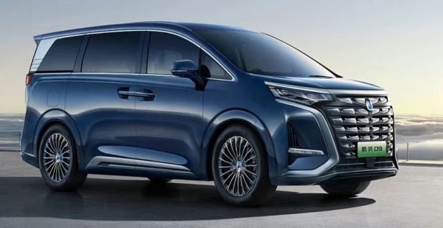 7屏联动宜商宜家，腾势D9车机创新解析！_腾讯新闻