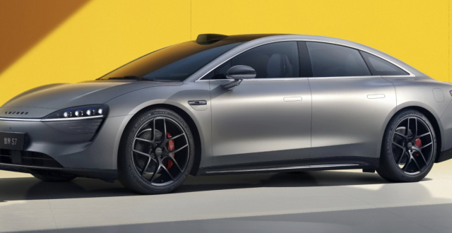 25万元纯电轿车，华为系智界 S7 与小鹏 P7i 谁的性价比更高_腾讯新闻