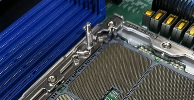 132大核、512小核？Intel LGA7529巨型接口新至强主板清晰曝光_腾讯新闻