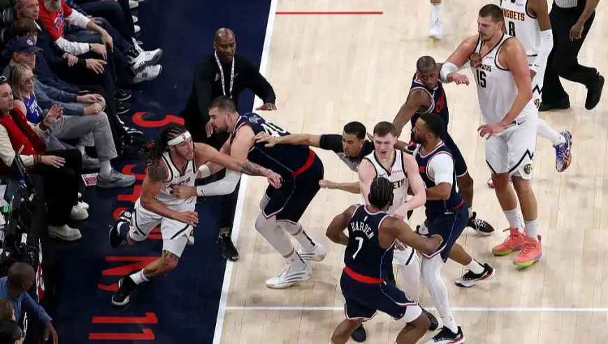 深入解析：已彻底崩塌的独行侠，如何处理欧文浓眉的合同？_腾讯新闻