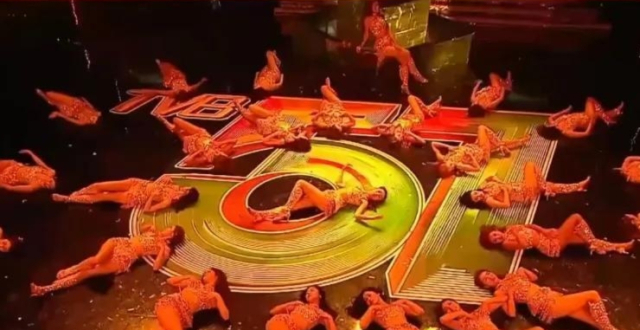 TVB这一夜，女星热跳街舞太尬，王祖蓝女装惊吓，双姝争艳秀色可餐_腾讯新闻