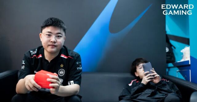 老粉泪目！UZI时隔1402天、第十二次重返LPL季后赛！_腾讯新闻