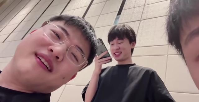 LPL传奇杯感动一幕，Uzi陷入困境，MLXG出手相助，得到观众认可_腾讯新闻