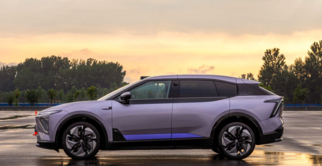 高合HiPhi Y：看完ES6再看我，虽“亲民”，五屏+展翼一样不少_腾讯新闻