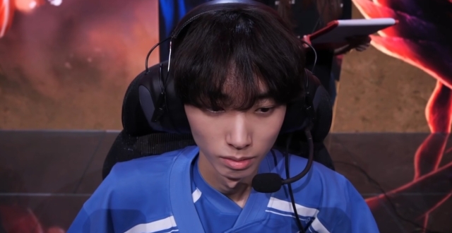 LPL韩国新人爆雷，单场阵亡11次，天才BUFF消失，TT疑似消极比赛_腾讯新闻