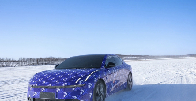 领克首款纯电轿车E371谍照曝光 将于下月在欧洲发布_腾讯新闻