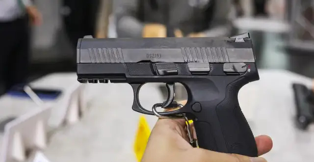 香港警队换枪了：引入国产手枪CF98A和CS/LP5，小左轮终于退役了_腾讯新闻