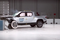 Rivian R1T在IIHS的正面偏置碰撞测试画面_腾讯新闻