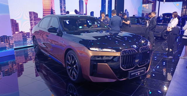 零百3.7秒，宝马i7 M70L是本届车展最强大的电动车？_腾讯新闻