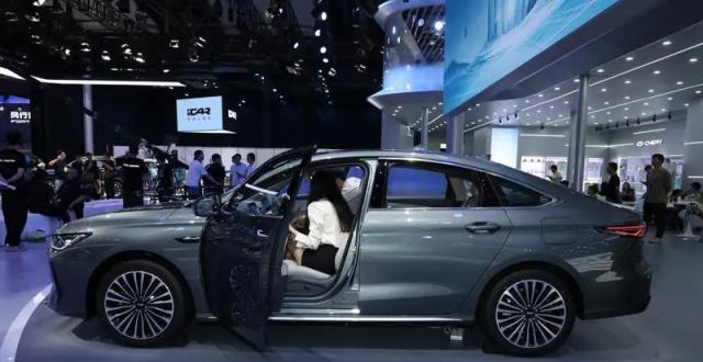 奇瑞风云A8L C-DM配置曝光 标配LED大灯/主驾电动座椅_腾讯新闻