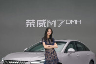 劳斯莱斯平替？荣威M7 DMH抢先看_腾讯新闻