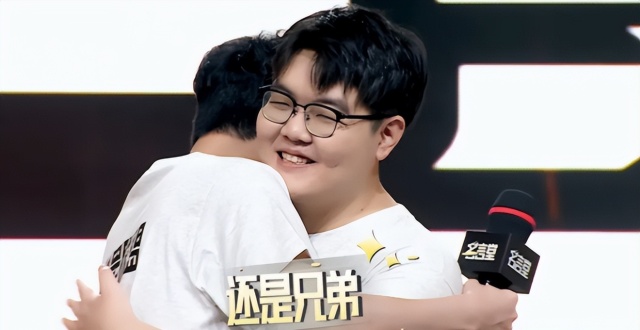 369和Karsa世纪大和解！两人当场拥抱，369回应：还是好兄弟_腾讯新闻