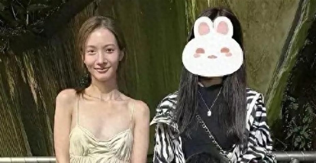 网友偶遇金晨在新加坡游玩，穿吊带长裙引热议像睡裙一样不太体面_腾讯新闻