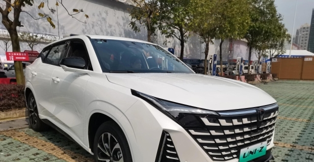 长安UNI-Z实车到店，大过宋PLUS DM-i，油耗5.15L+续航1200km_腾讯新闻