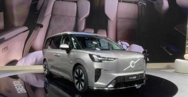 售价81.8万元，沃尔沃EM90亮相广州车展，续航可达738公里_腾讯新闻
