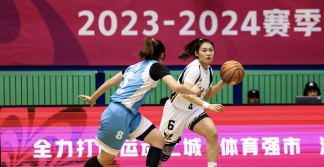 跨行打工！25岁老师打WCBA两战35分：绰号女库里 曾拿大运会金牌_腾讯新闻