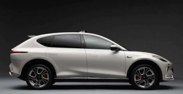 真要硬刚BBA？标配电磁＋空气悬架，最快4.5秒破百，实拍智己LS7_腾讯新闻