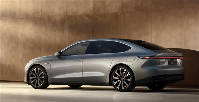 新款蔚来ET7官图发布：直面竞争德系豪华56E，国产纯电轿车再升级_腾讯新闻