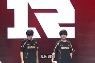 Uzi连手XDD组建RNG四人讨薪联盟，Uzi暴力发言让AJ直呼危险，XDD喊话白星没钱就找自己!_腾讯新闻