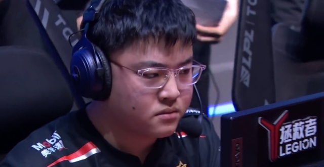 OMG使出最狠一招，Uzi劣势开局，中期怒砍四杀，Ale打出封神之战_腾讯新闻