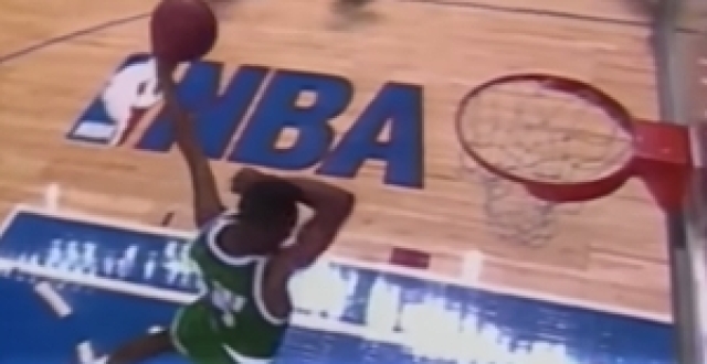 买家秀和卖家秀？杰伦-布朗“蒙眼No look dunk”致敬绿军名宿_腾讯新闻