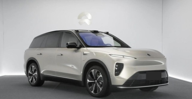 60万级豪华SUV之争！蔚来ES8和宝马X5，该选谁？_腾讯新闻