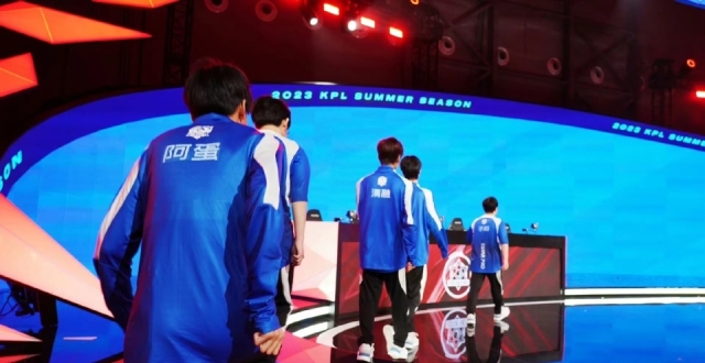 eStar击败WB，携手TTG狼队进季后赛！AG有2个好消息，保S稳了_腾讯新闻