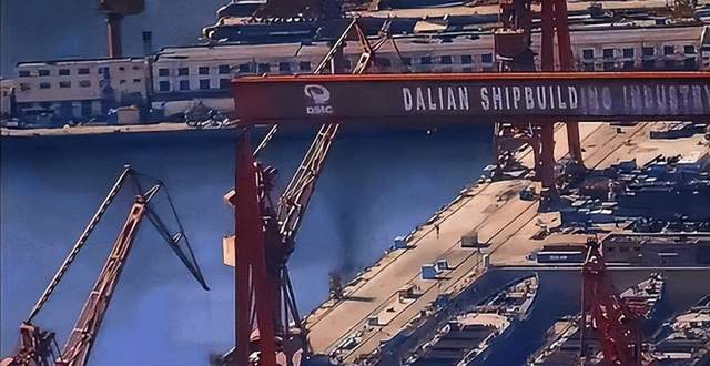 052D/DL型驱逐舰：现已服役25艘，追加建造10艘，将成我海军主力_腾讯新闻