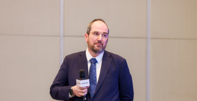 2025“翼展未来”｜常州威雅学校执行校长David Aitchison：迈向AI+时代：我们如何赋予孩子们探索未来的钥匙？_腾讯新闻