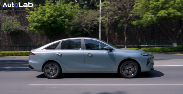 反向虚标？续航达成率105%的荣威纯电D6怎么做到的_腾讯新闻