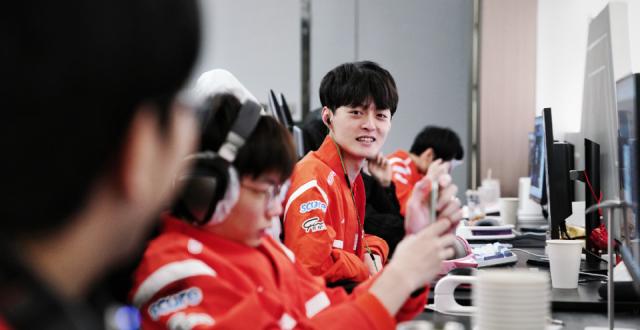 WE击败UP，德杯2连胜！wayward对线单杀，Doggo尽力了_腾讯新闻