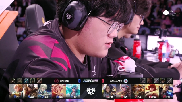 【2025KPL春季赛】4月28日 济南RW侠 vs 杭州LGD.NBW_01:稳如泰山！无双夏侯惇关键开团，RW侠先下一城！_腾讯新闻