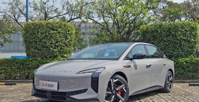 两驱动力超小米SU7，22.98万起售，3米轴距，红旗EH7上市_腾讯新闻