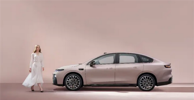 10万级纯电家轿！零跑B01续航信息曝光：56.2kWh电池提供550km续航_腾讯新闻