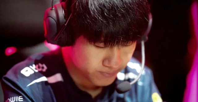 “TL盲僧逮捕Faker图”火了，一场比赛八个韩国人，T1一脸愁容_腾讯新闻