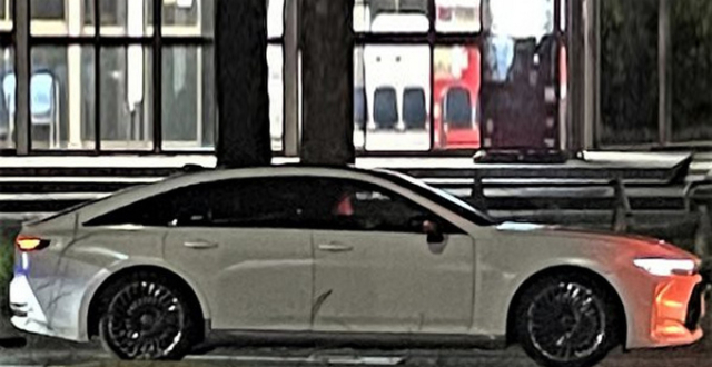 丰田皇冠轿车现身街头！官宣：三季度首发，尺寸接近奥迪A6L_腾讯新闻