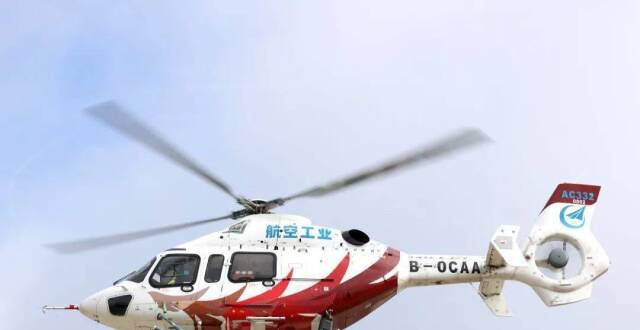 AC332直升机完成首次局方并行试飞_腾讯新闻